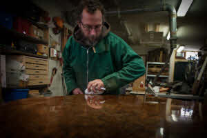 Hout beschermen en verfraaien met politoer